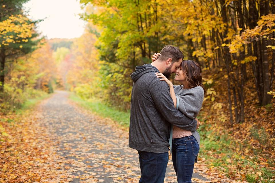 33 Adorable Fall Engagement Photo Ideas