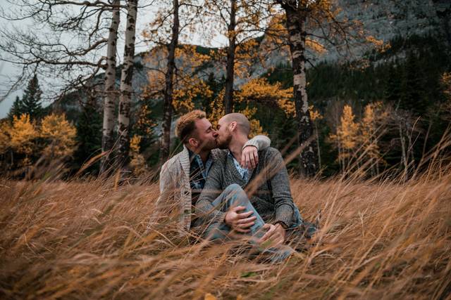 31 Essential Wedding Photo Poses for Couples to Try