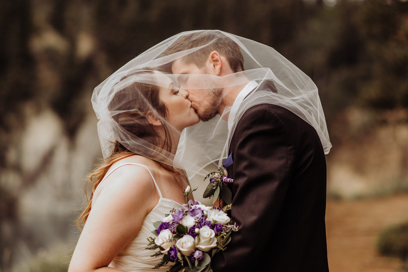 30 Essential Wedding Photo Poses for Couples to Try